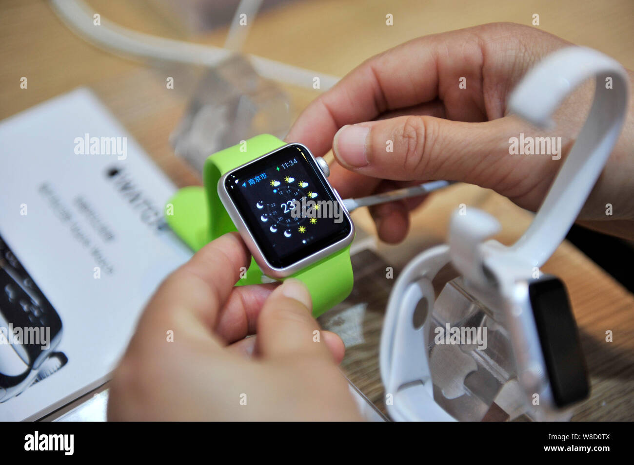 Apple watch smartwatch hi-res stock photography and images - Alamy