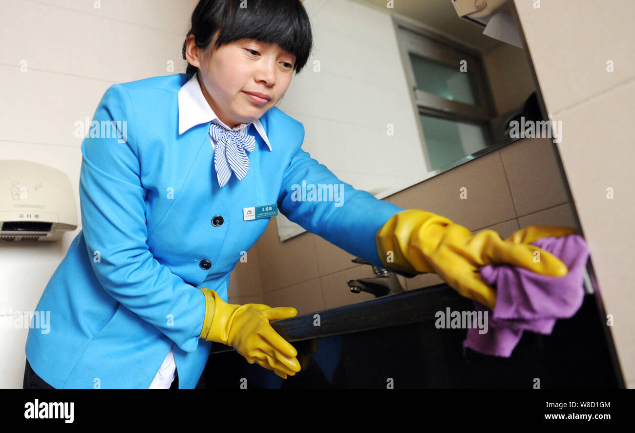 --FILE--A Chinese worker cleans a toilet at a hotel in Dexing city ...