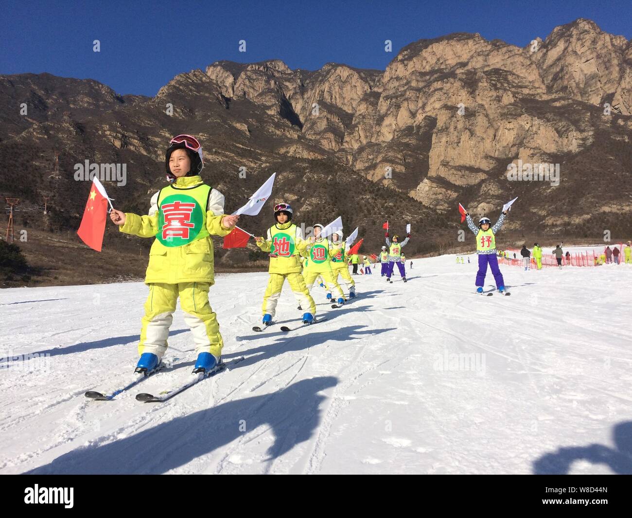 Chinese children exercise skiing to popularize the 2022 Olympic Winter ...
