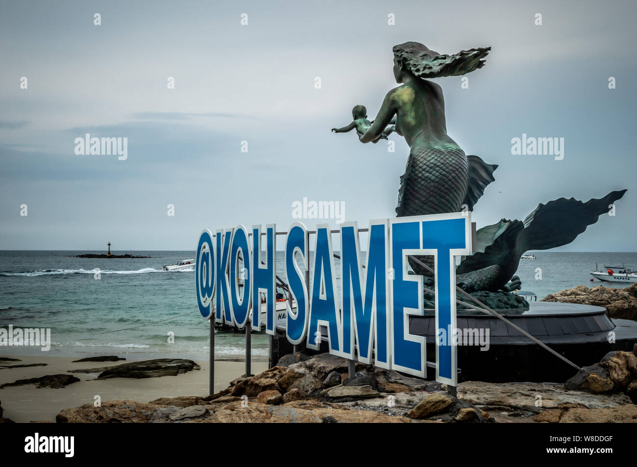 Mermaid statues hi-res stock photography and images - Alamy