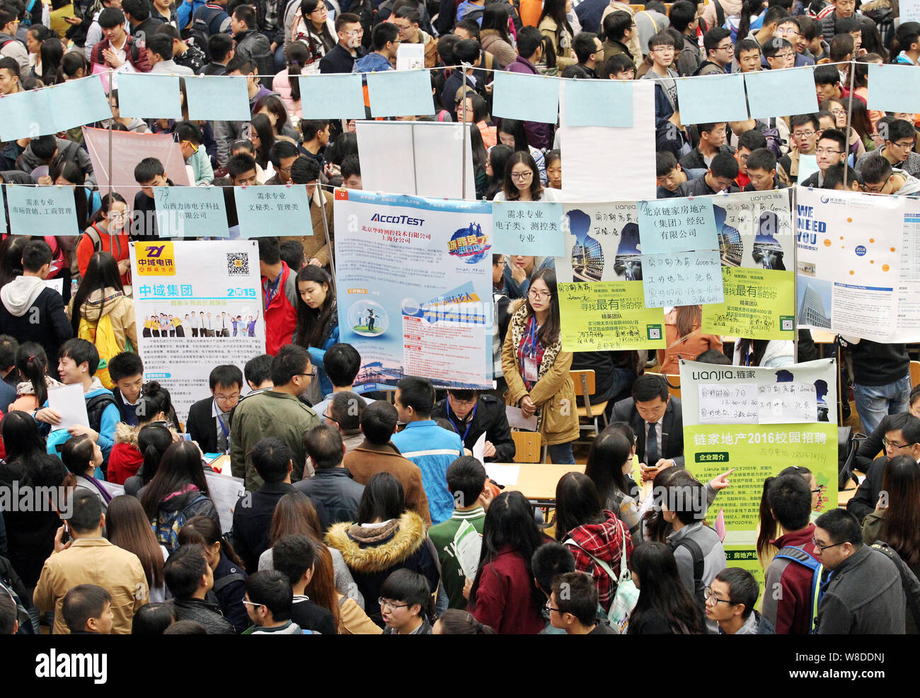 Chinese studnets who will graduate in 2016 crowd a job fair at Xi'an ...