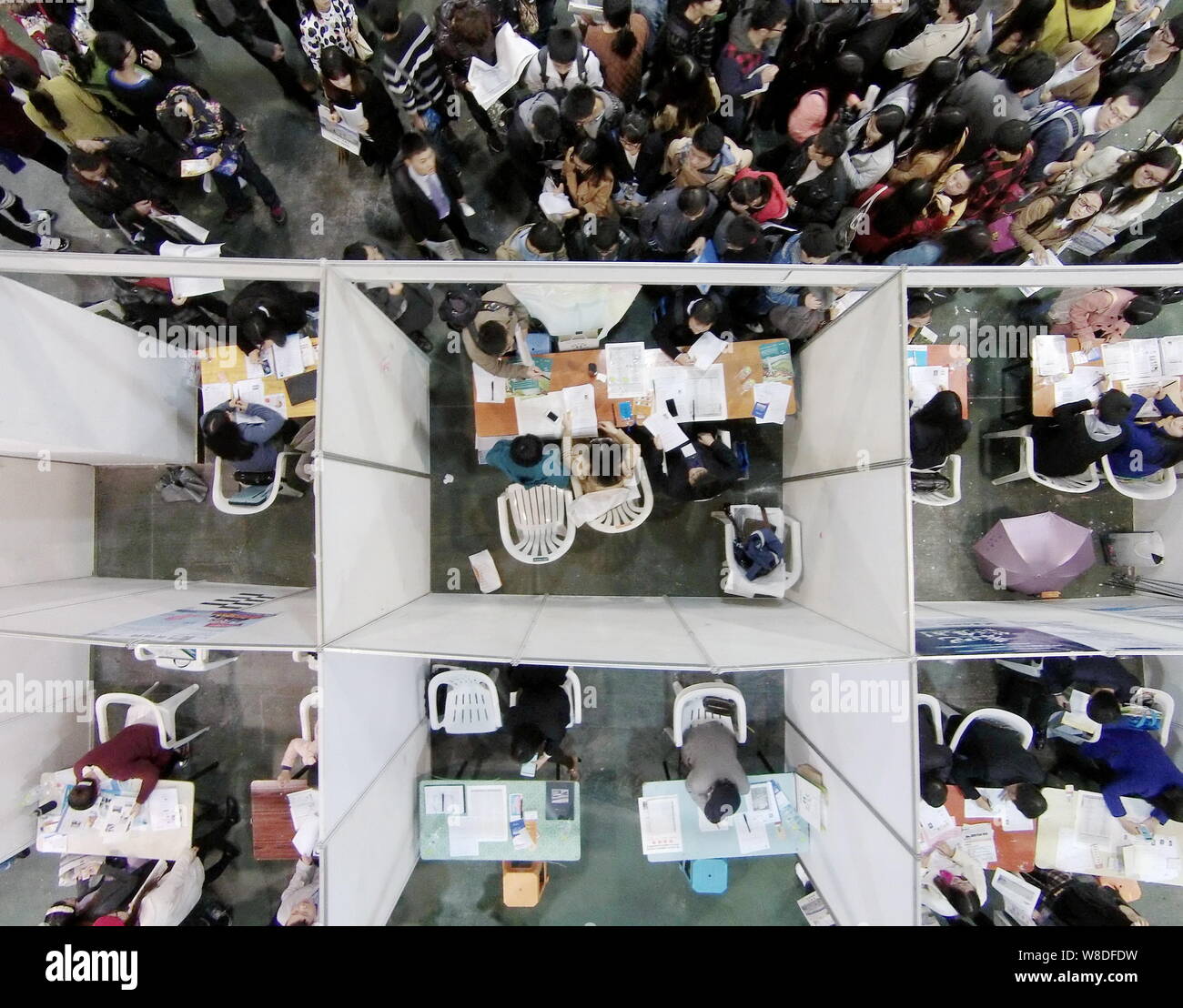--FILE--Chinese job seekers crowd stalls to look for employments at a ...