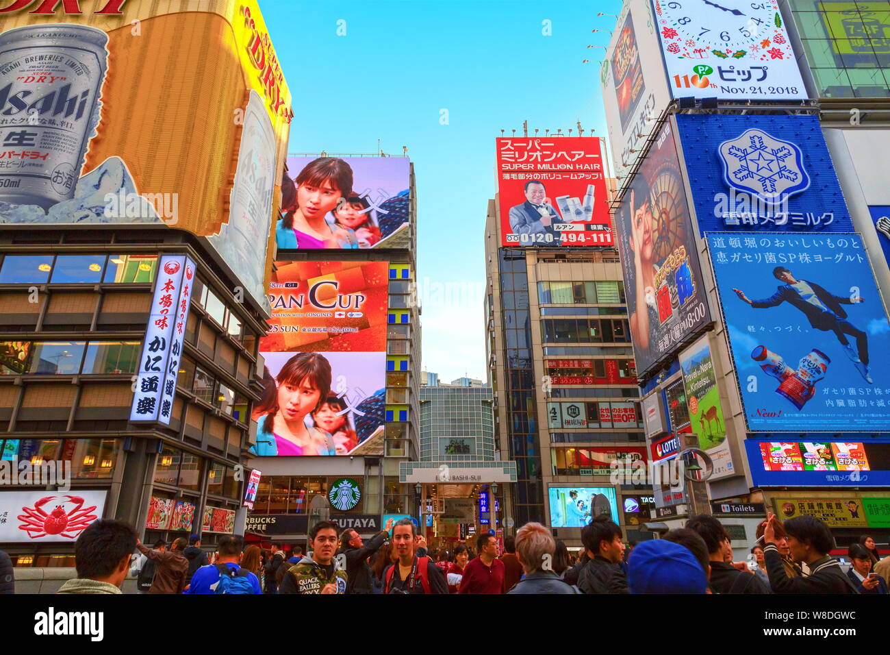 Crowd in osaka hi-res stock photography and images - Alamy