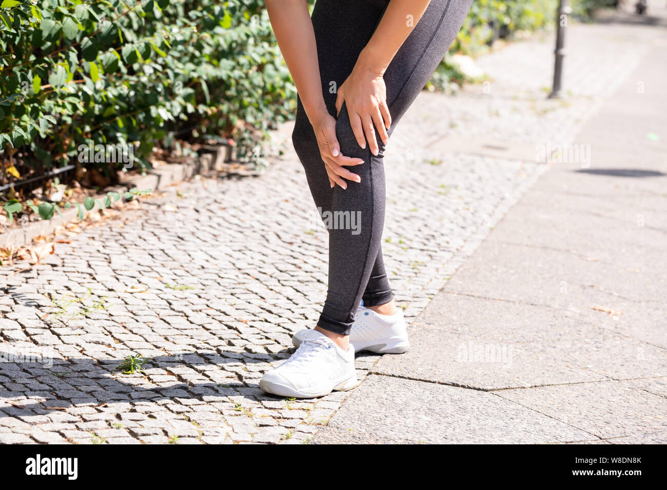 Joint pain female jogger hi-res stock photography and images - Alamy
