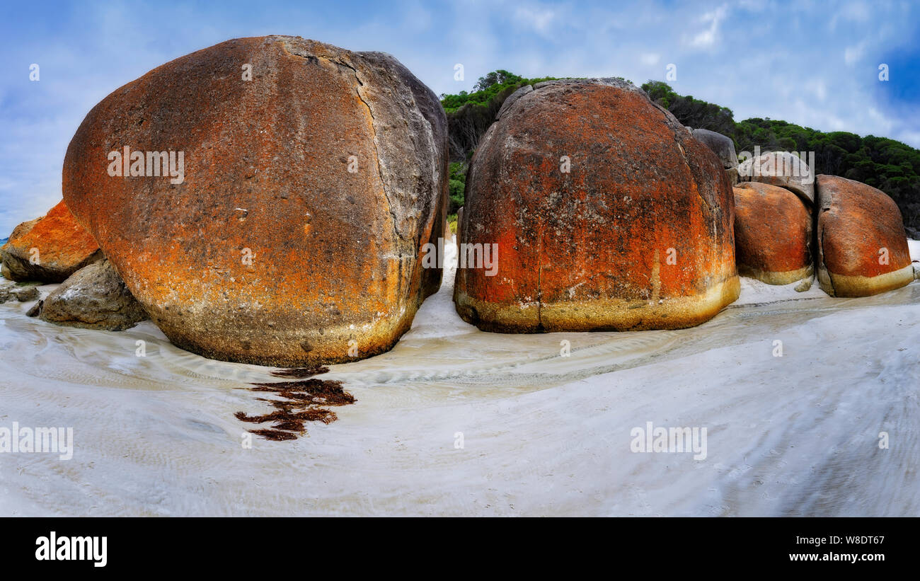 Red rocks on beach hi-res stock photography and images - Alamy