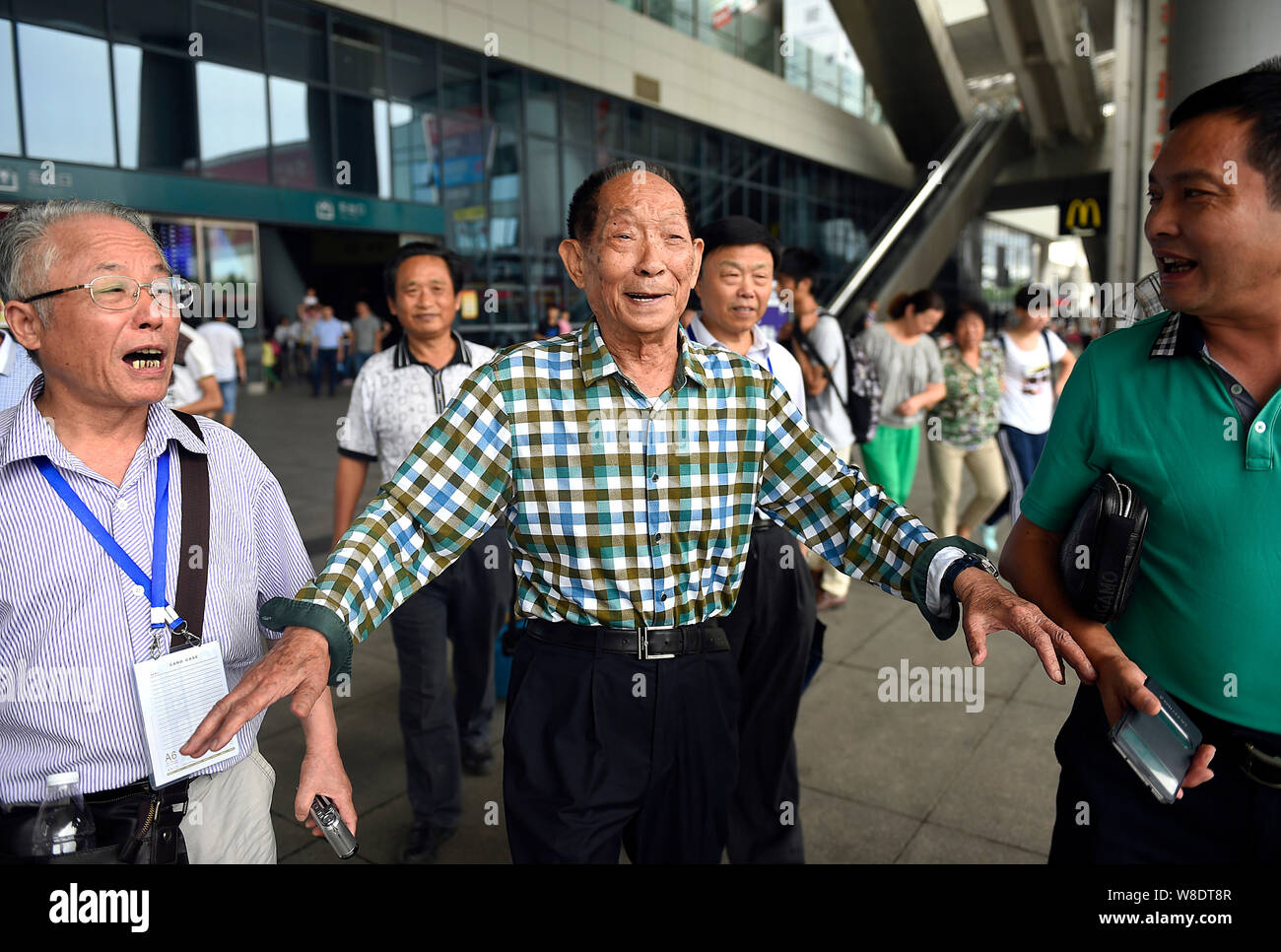 --FILE--Chinese scientist Yuan Longping, center, known as the father of ...