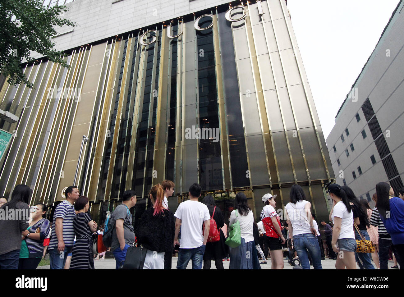Queue gucci hi-res stock photography and images - Alamy