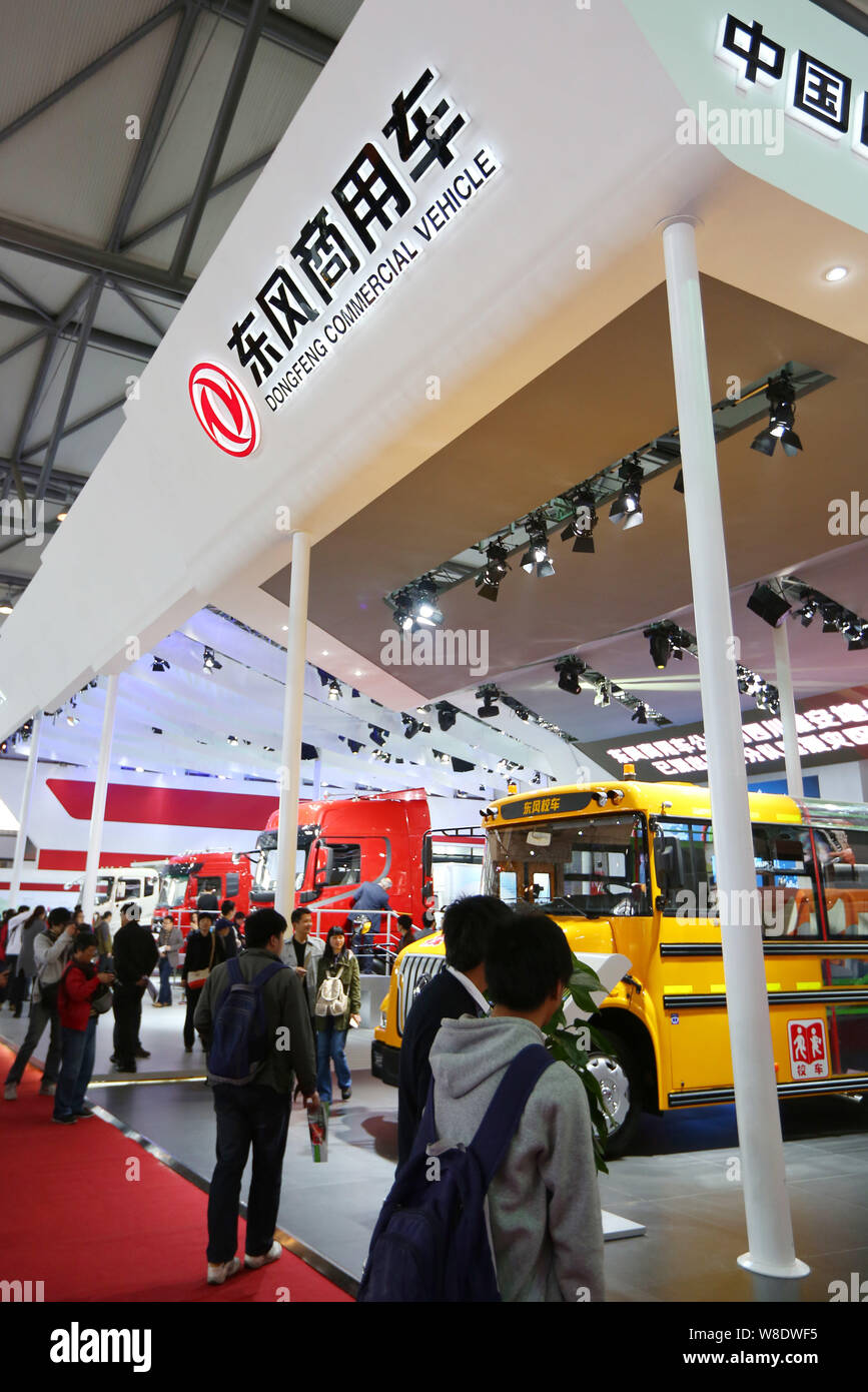 --FILE--People visit the stand of Dongfeng Commercial Vehicles (DFCV ...
