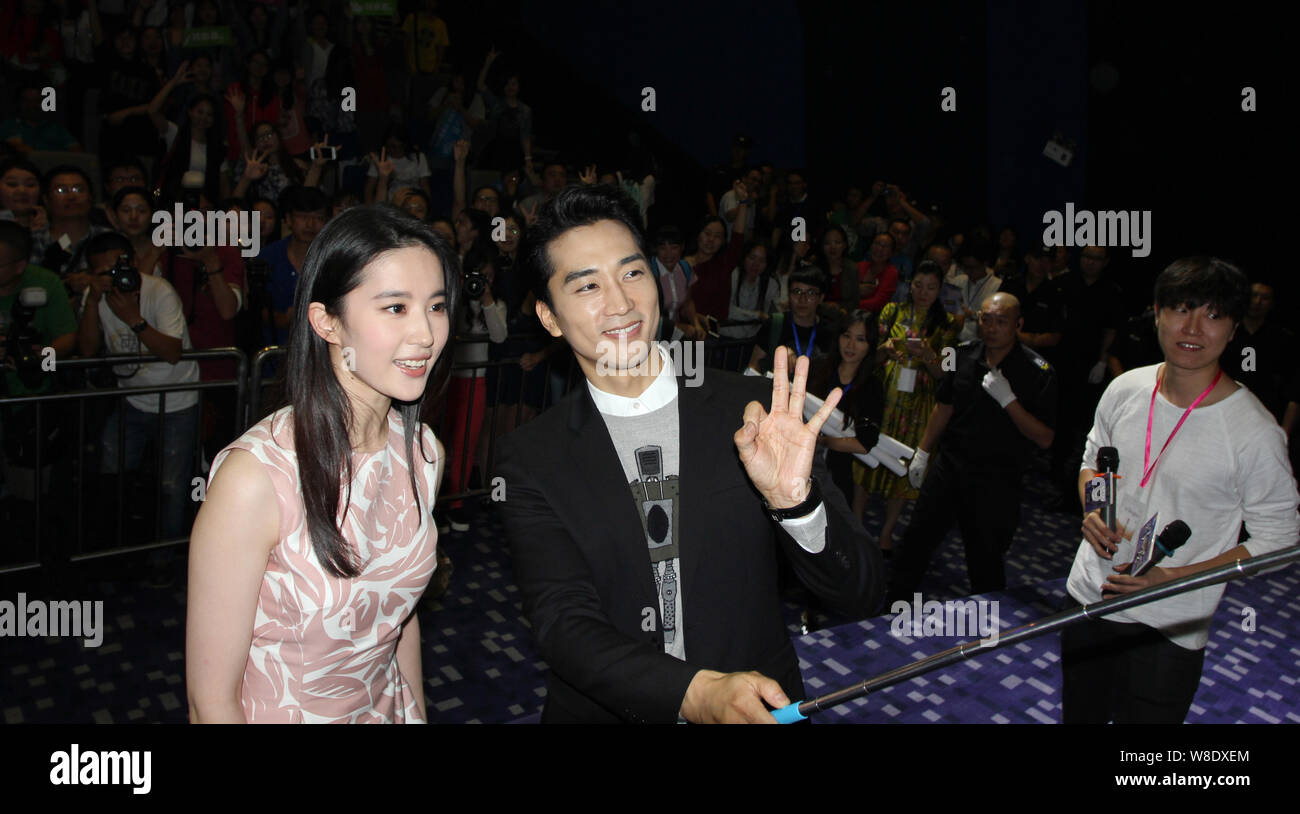 Chinese actress Liu Yifei, left, and her South Korean actor boyfriend ...