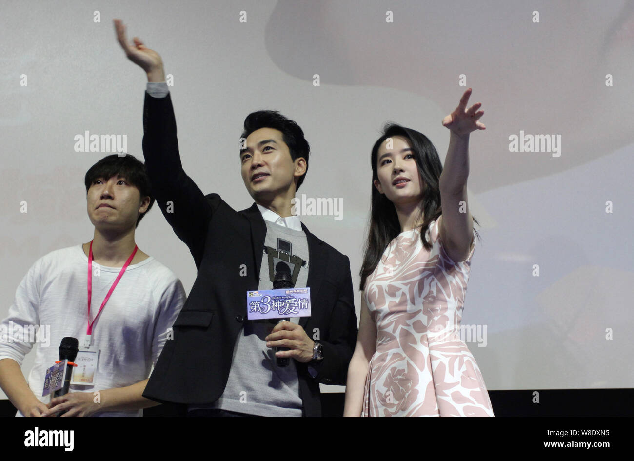 Chinese actress Liu Yifei, right, and her South Korean actor boyfriend ...