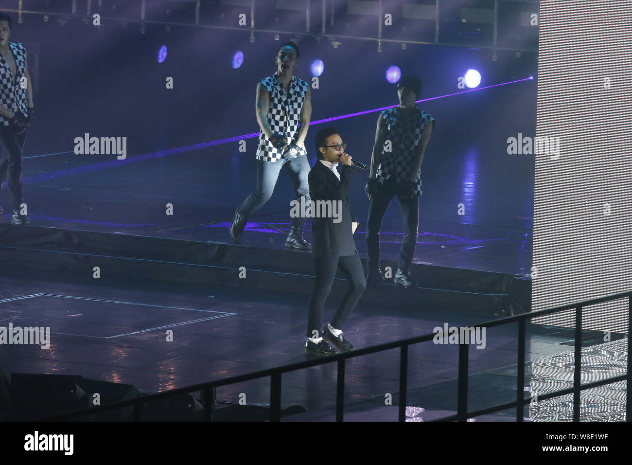 Members of South Korean boy group Bigbang or Big Bang perform at their ...