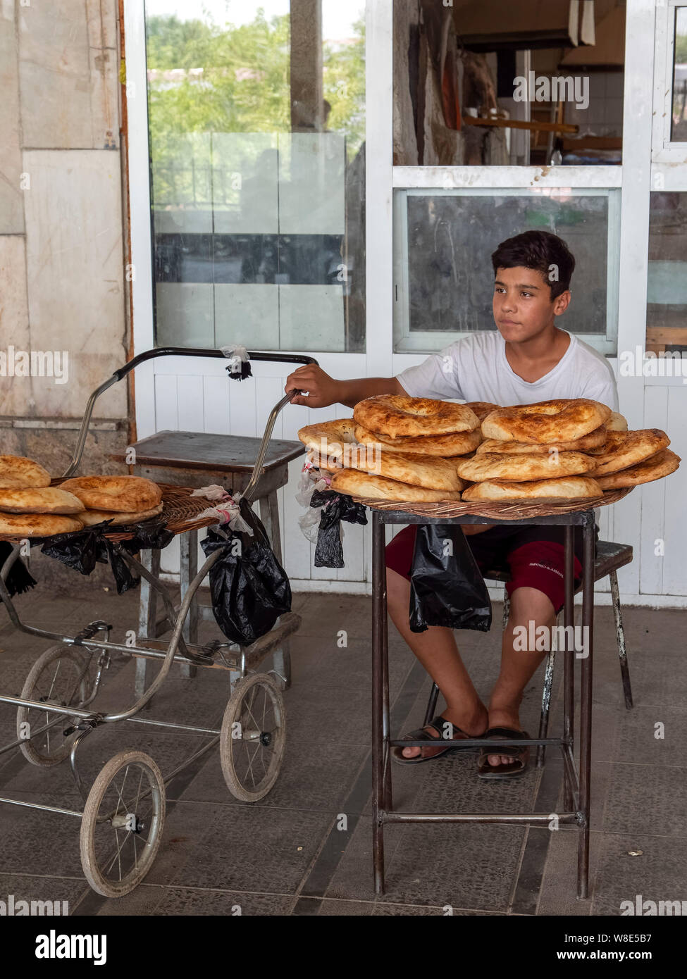 Tashkent bread selling hi-res stock photography and images - Alamy