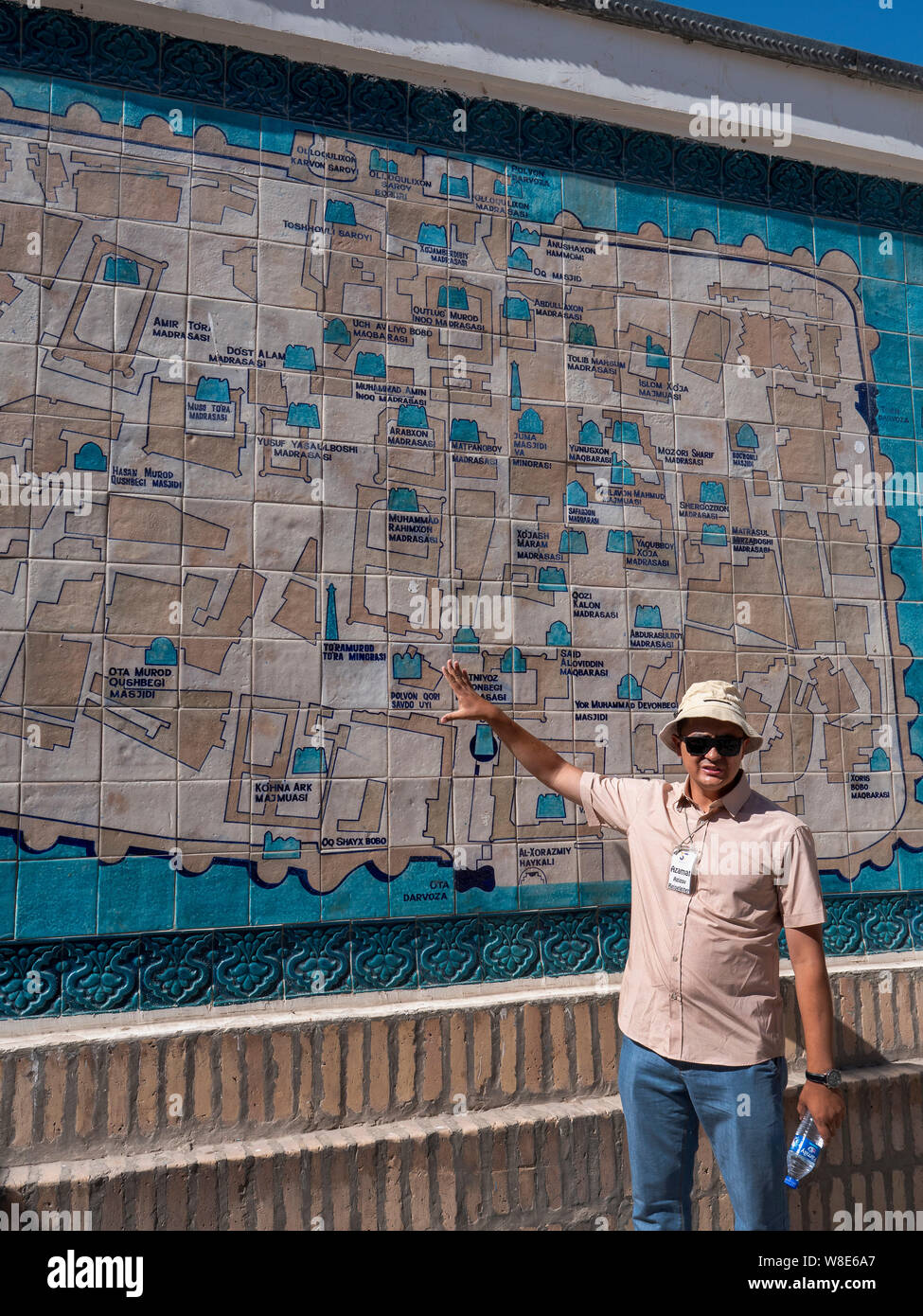 Touristenführer vor Plan der Altstadt Ichan Qala, Xiva, Usbekistan ...
