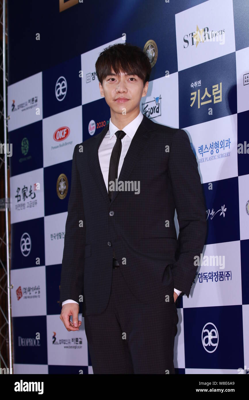 South Korean singer and actor Lee Seung-gi poses on the red carpet for ...