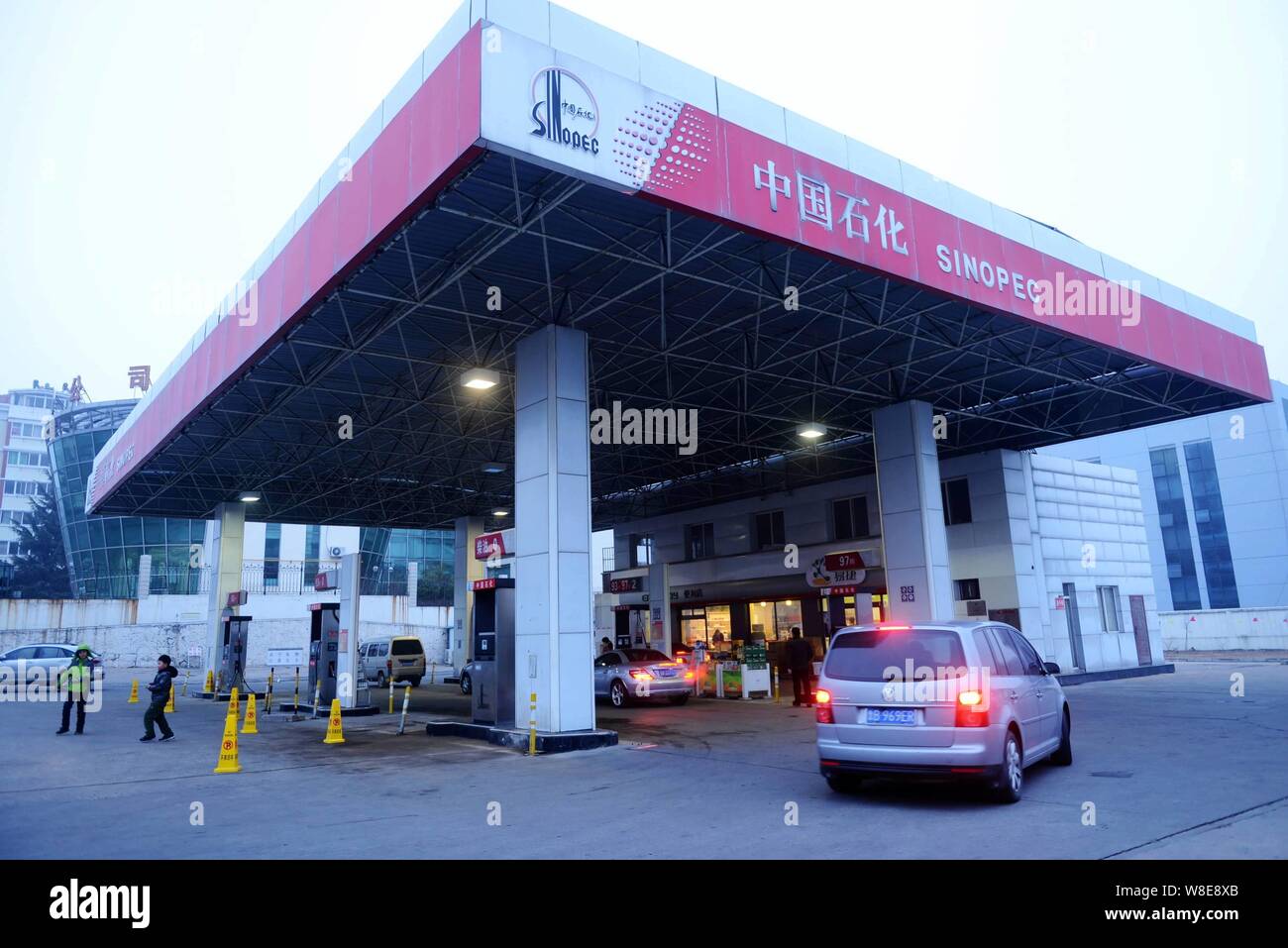 Sinopec station hi-res stock photography and images - Alamy