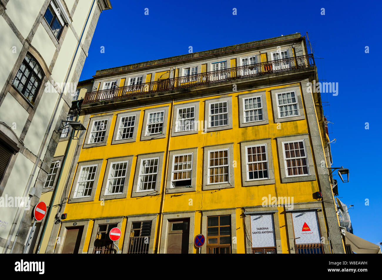 Traditional building in Porto Stock Photo - Alamy