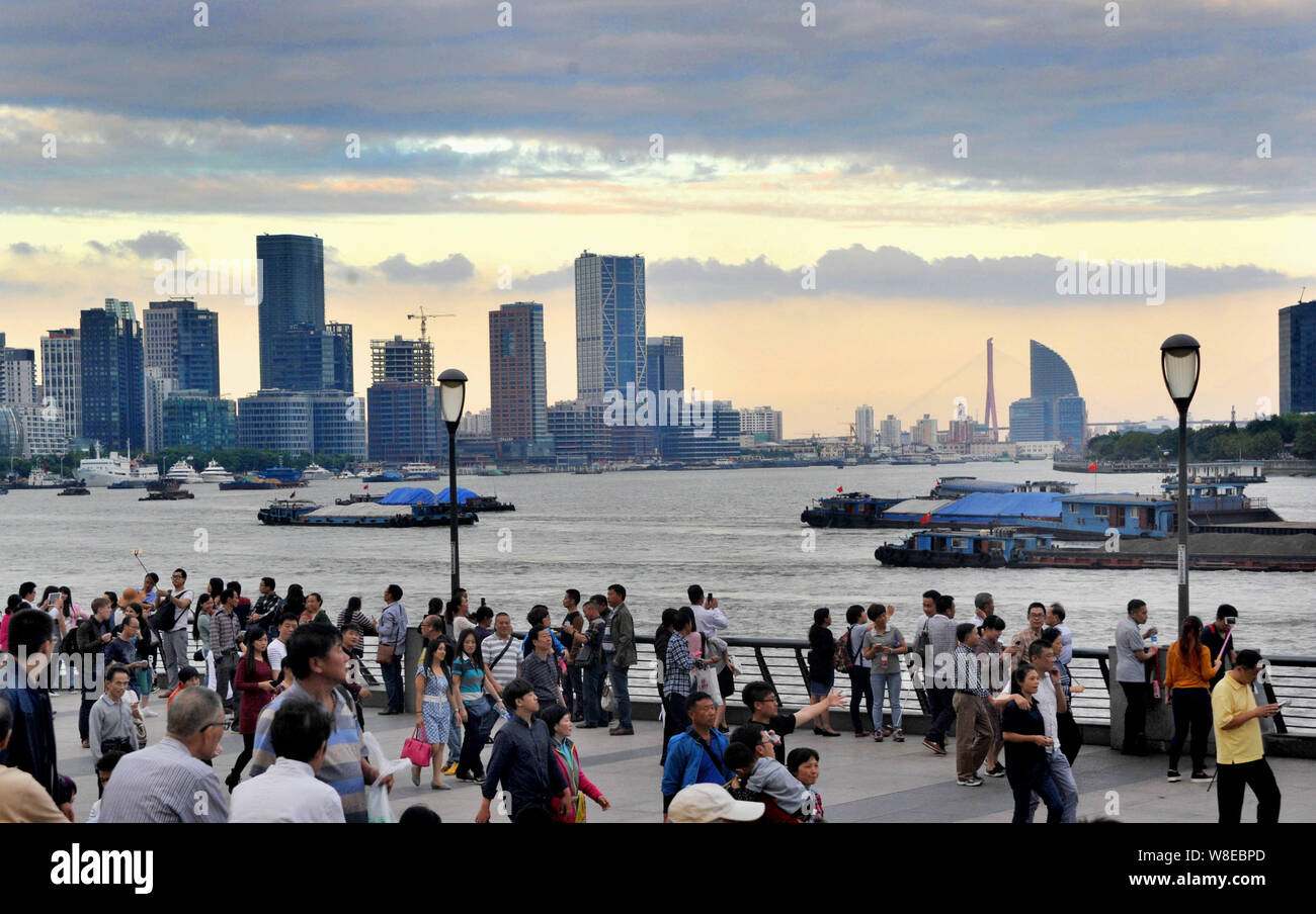 Crowds On The Bund High Resolution Stock Photography and Images - Alamy
