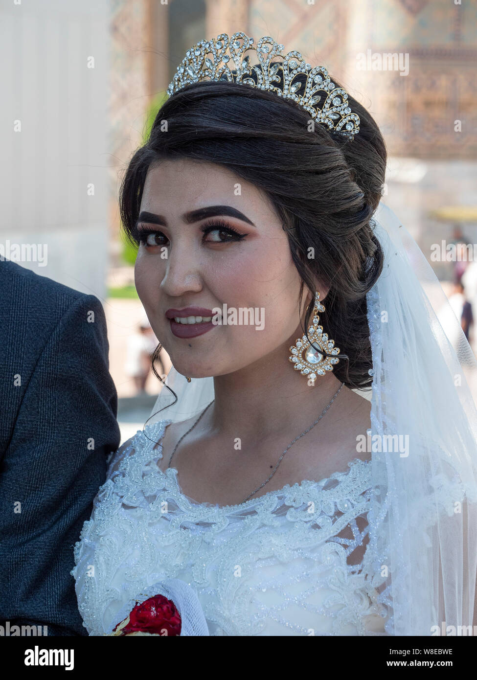 Wedding couple road hi-res stock photography and images - Alamy