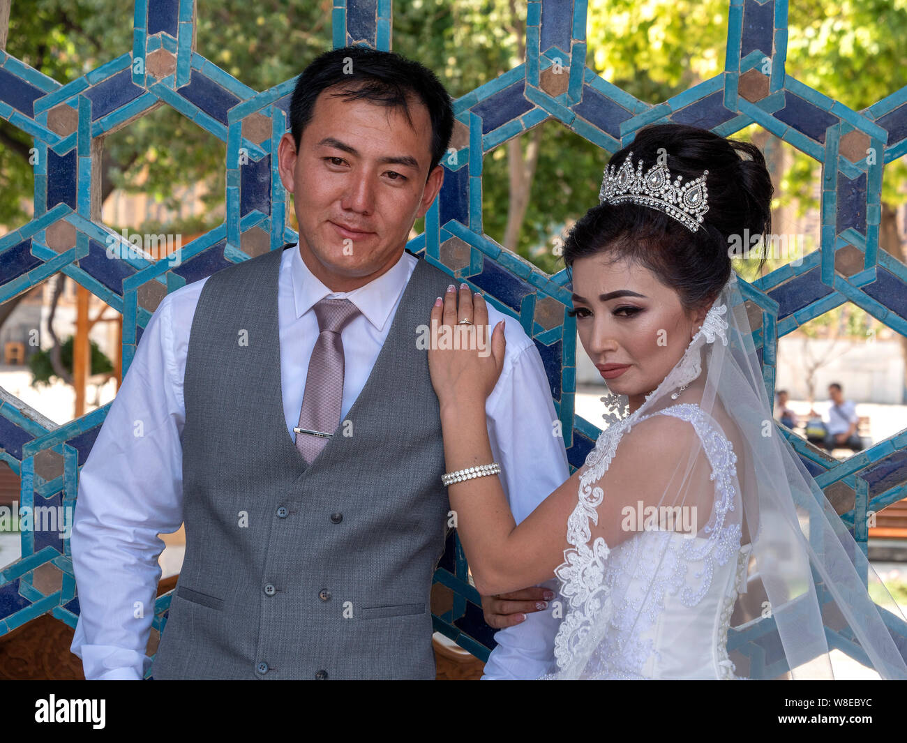Wedding couple road hi-res stock photography and images - Alamy