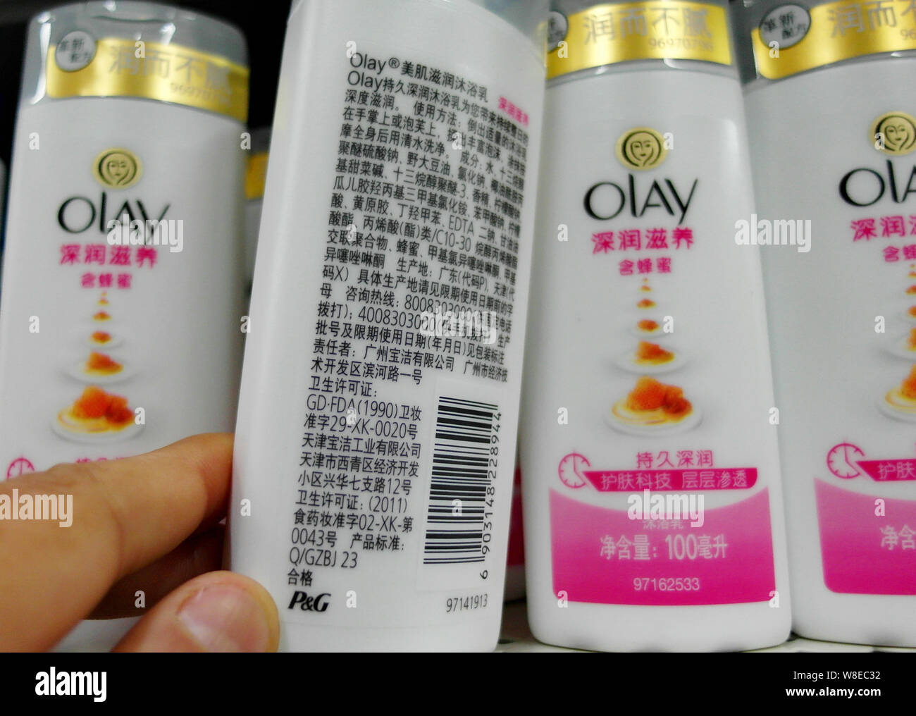 Olay body wash hi-res stock photography and images - Alamy