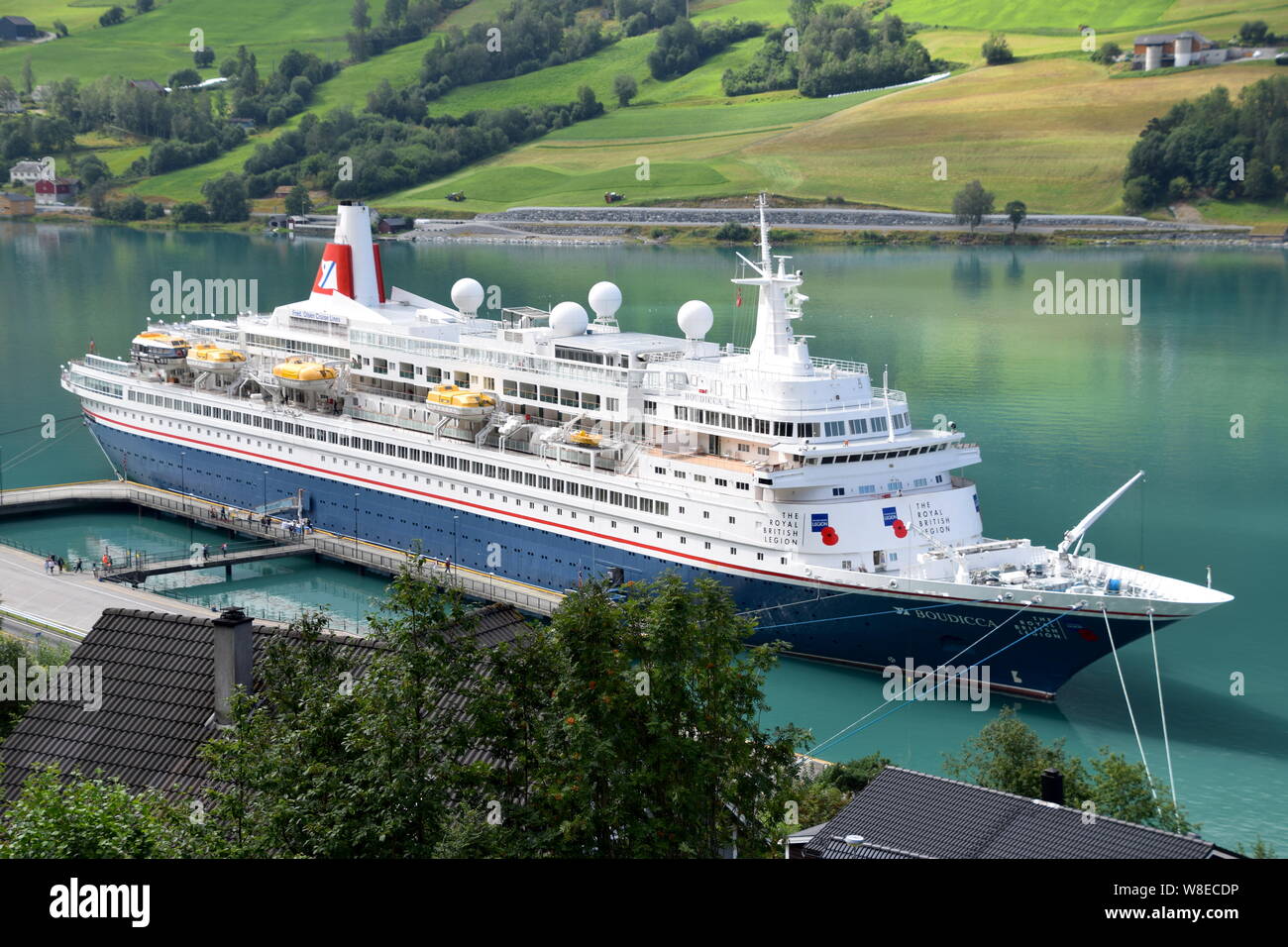 Medium sized cruise ship hi-res stock photography and images - Alamy