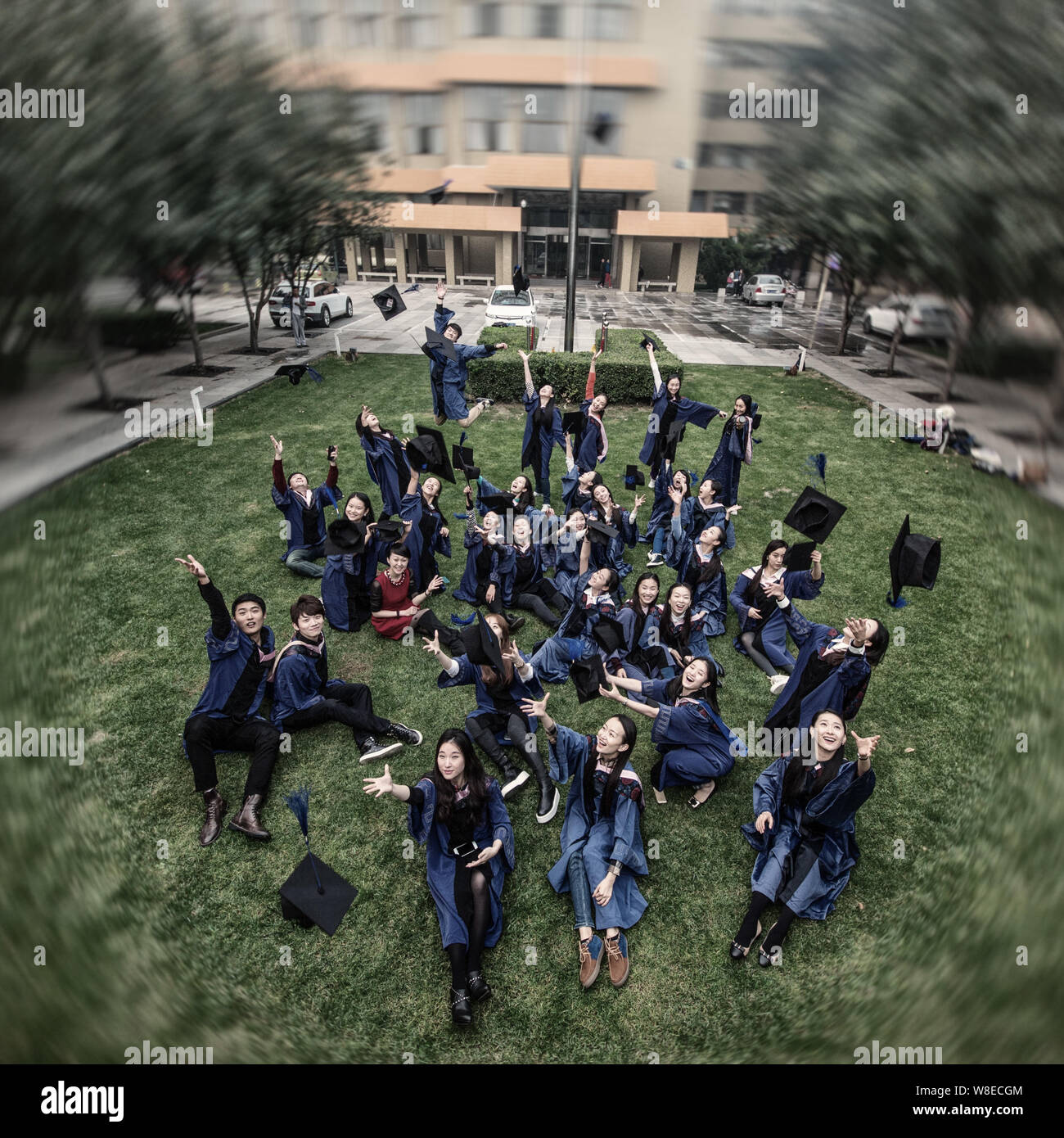 Chinese graduates dressed in academic gowns pose for graduation photos ...
