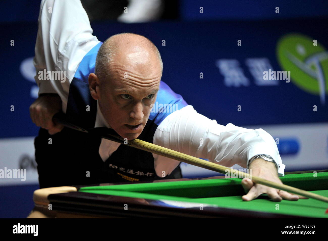 Peter ebdon plays shot hi-res stock photography and images - Alamy