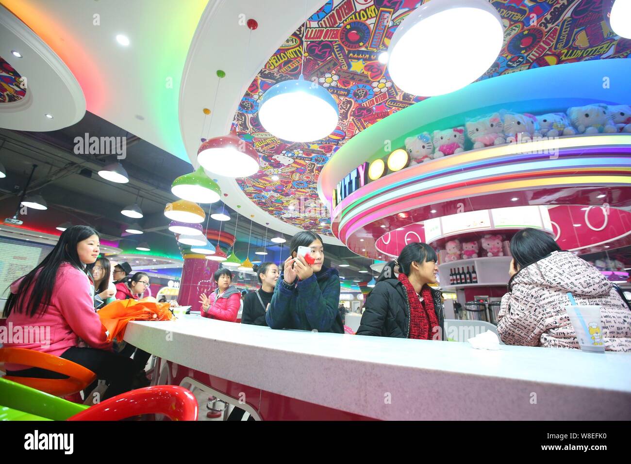 University canteen chinese hi-res stock photography and images - Alamy