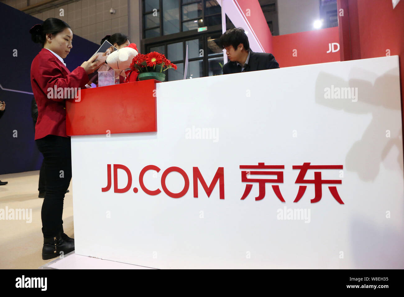 --FILE--People visit the stand of Chinese online shopping site JD.com ...