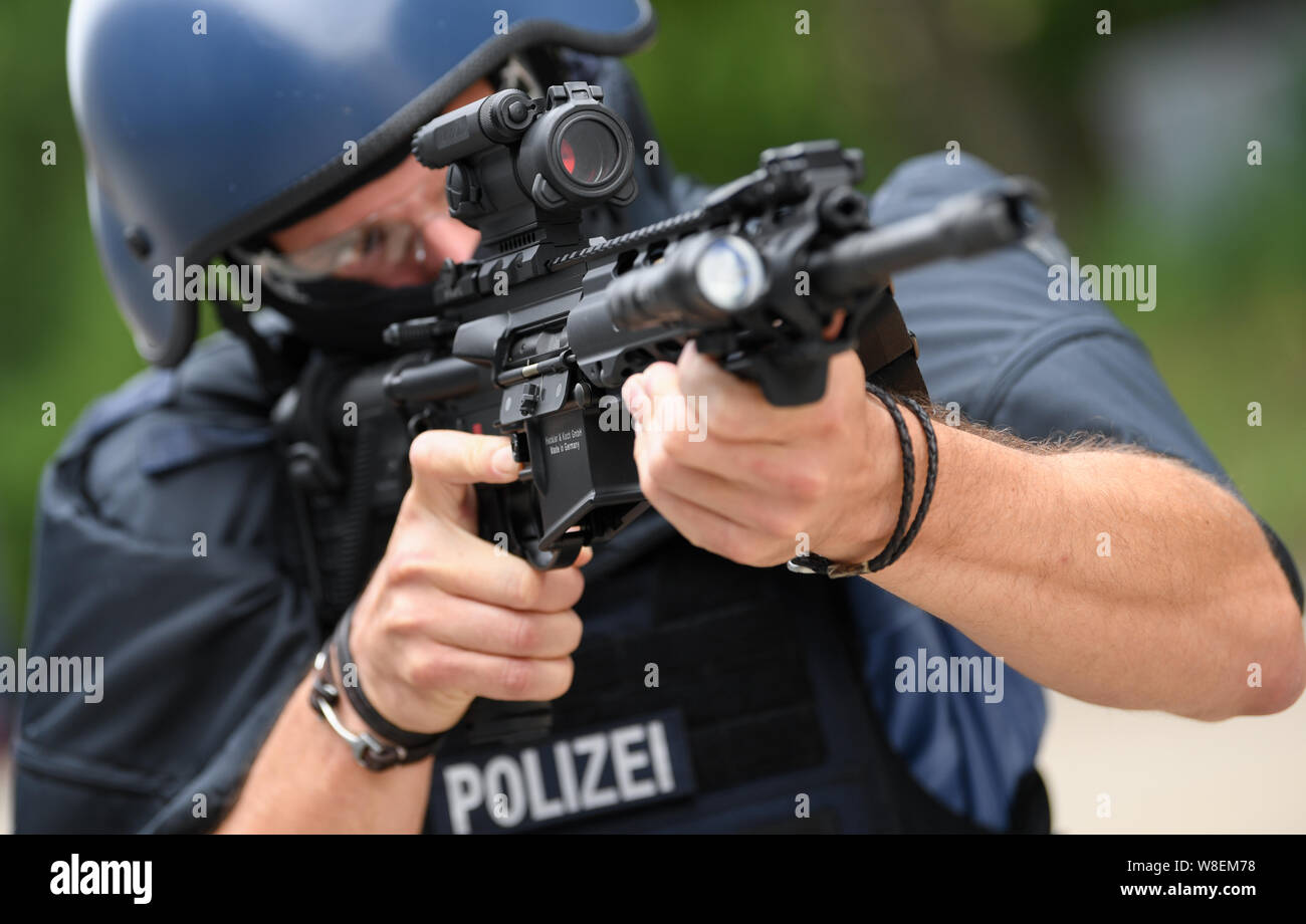 Wiesbaden, Germany. 09th Aug, 2019. A police officer presents a new G38 ...