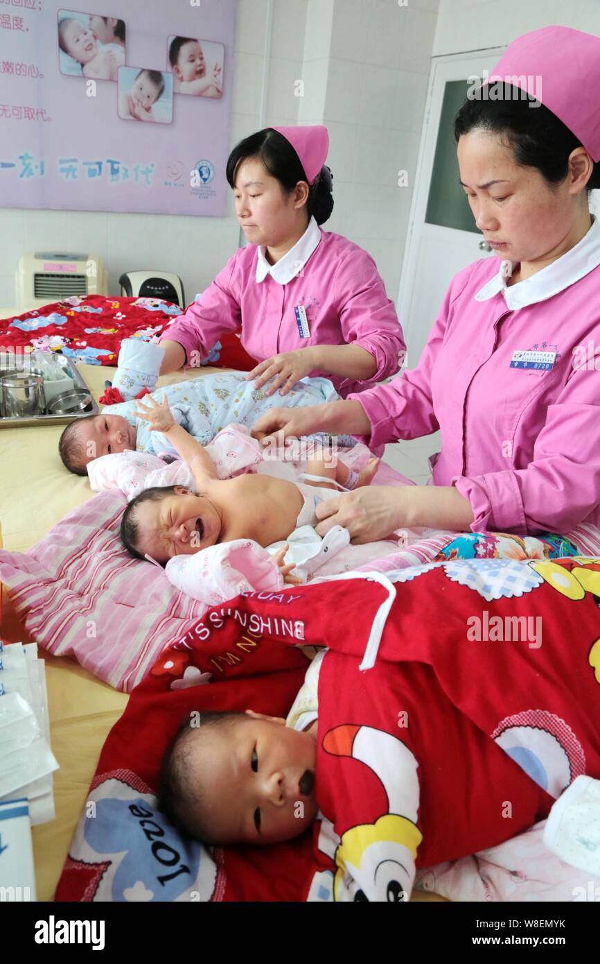 --FILE--Chinese nurses attend newborn babies at a hospital in Xiangyang ...