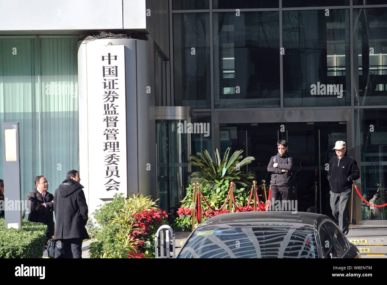 --FILE--People visit the headquarters of the China Securities ...