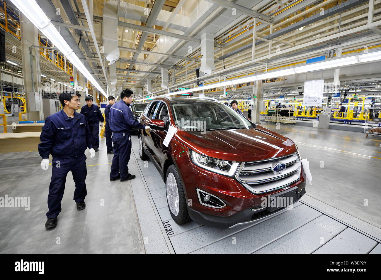Ford workers 2015 hi-res stock photography and images - Alamy
