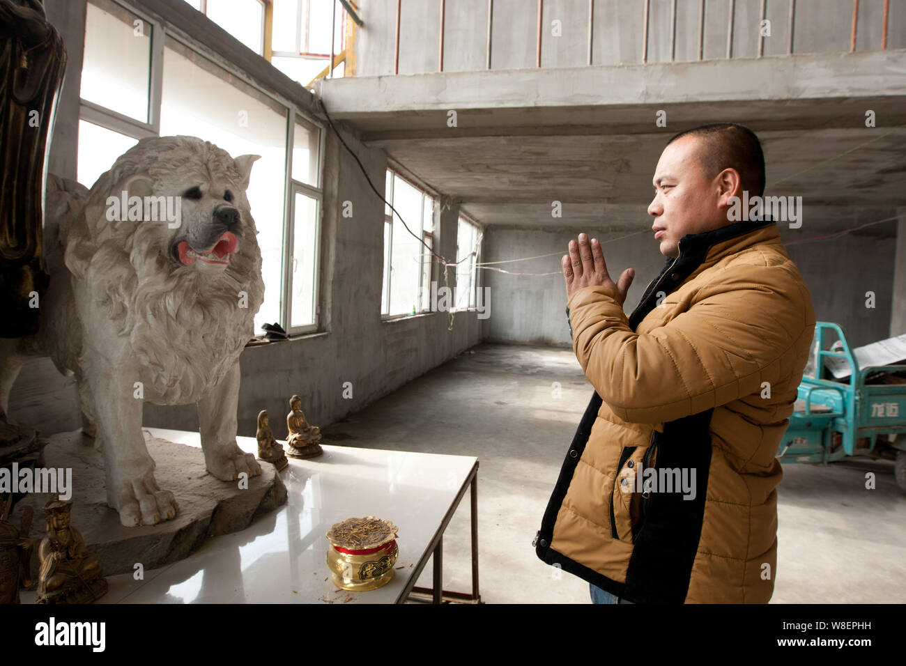 Man worships hi-res stock photography and images - Alamy