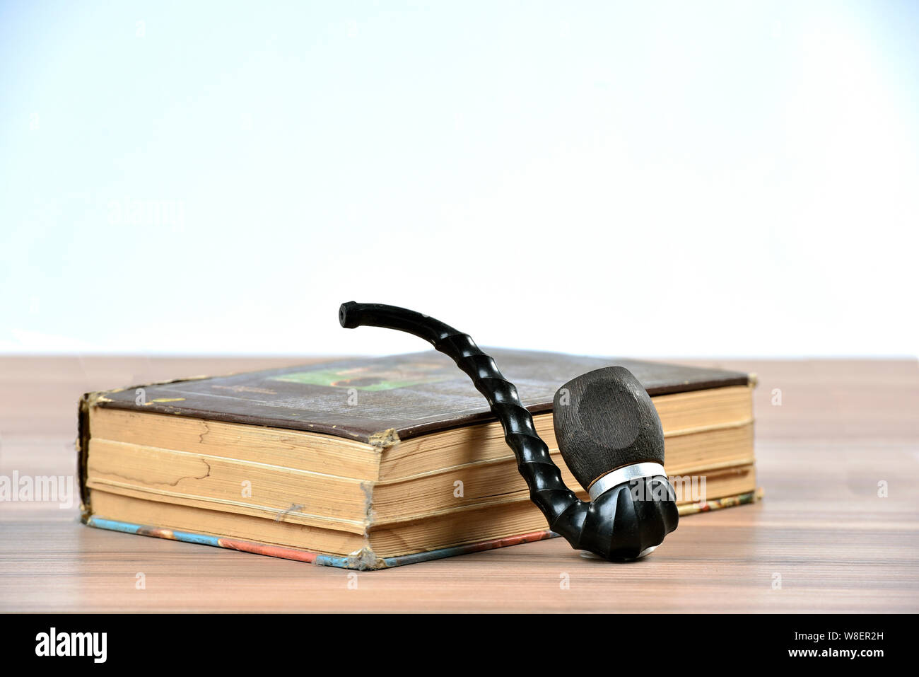 pipe, old book on the table Stock Photo - Alamy