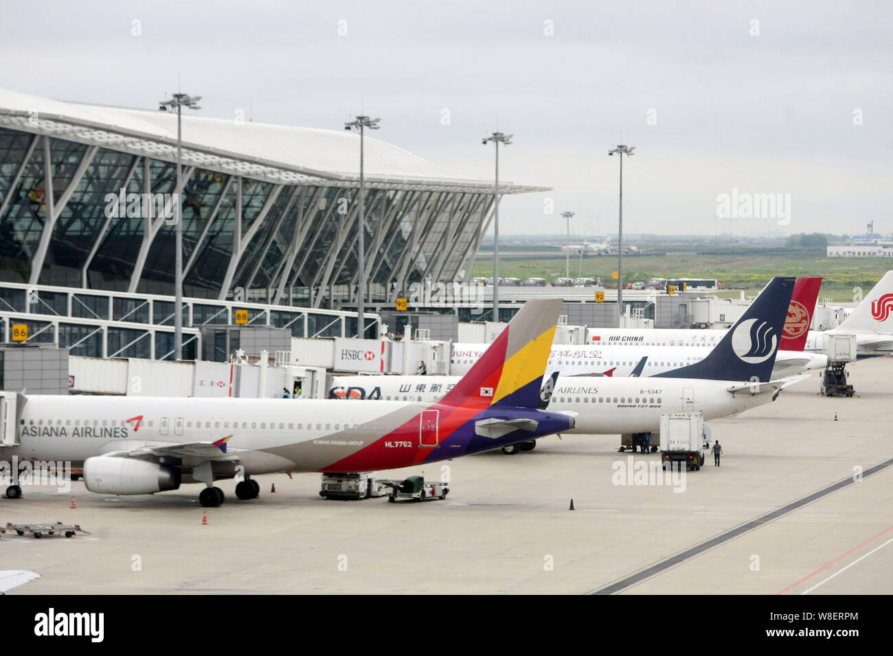 Chinese passenger jets hi-res stock photography and images - Alamy