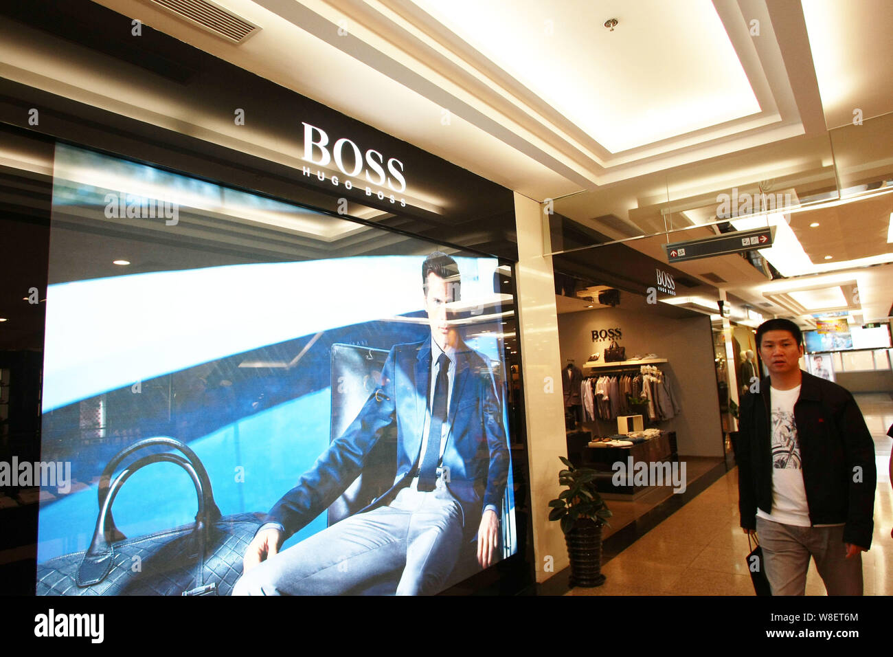 Orient shopping centre shanghai china hi-res stock photography and ...