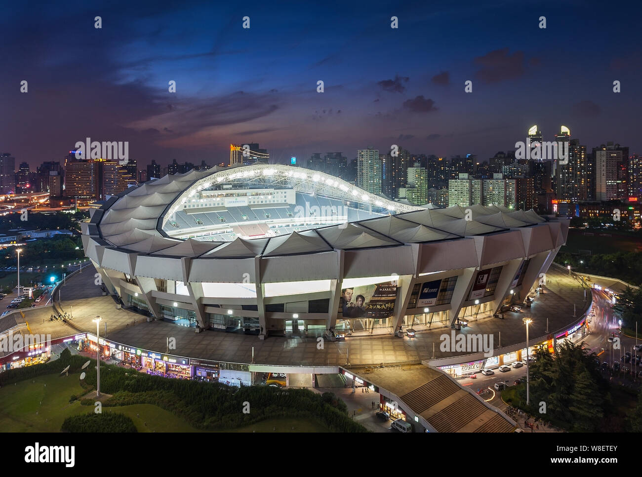Shanghai skyline 2015 hi-res stock photography and images - Alamy
