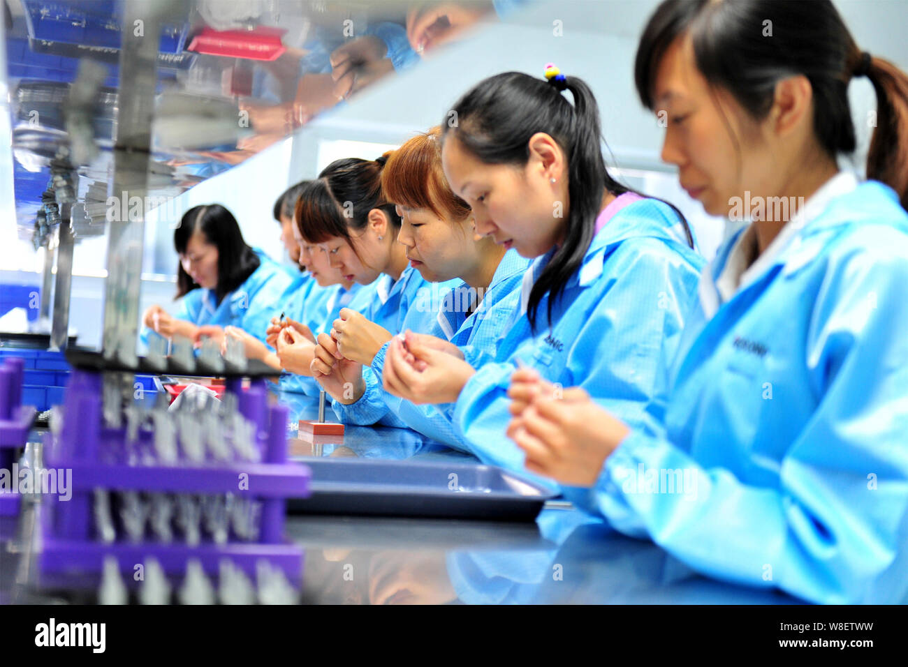 --FILE--Female Chinese workers produce circuit boards at an electronic ...