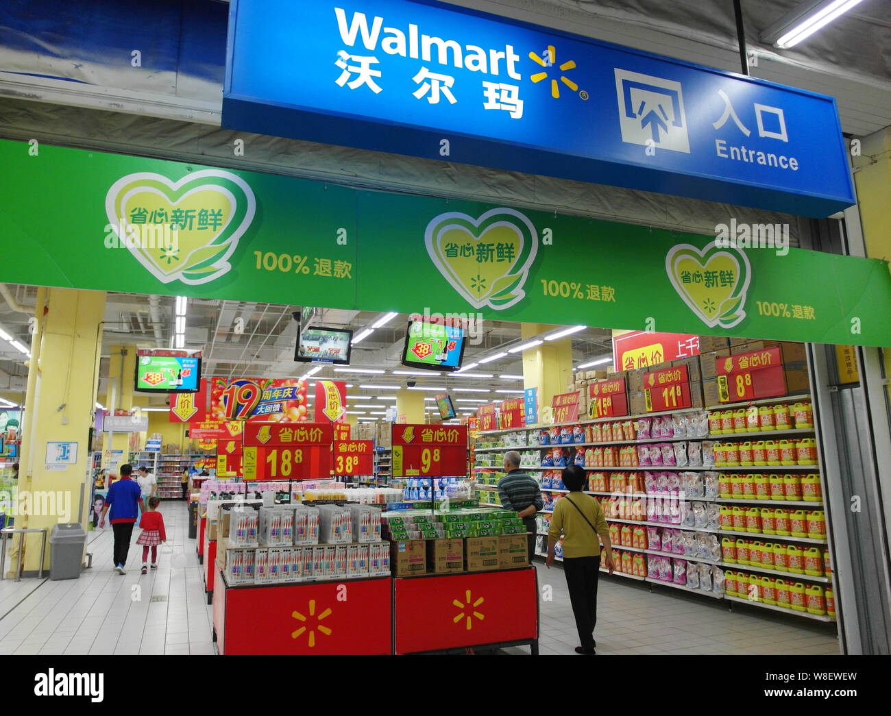 --FILE--Chinese customers shop at a Walmart supermarket in Yichang city ...