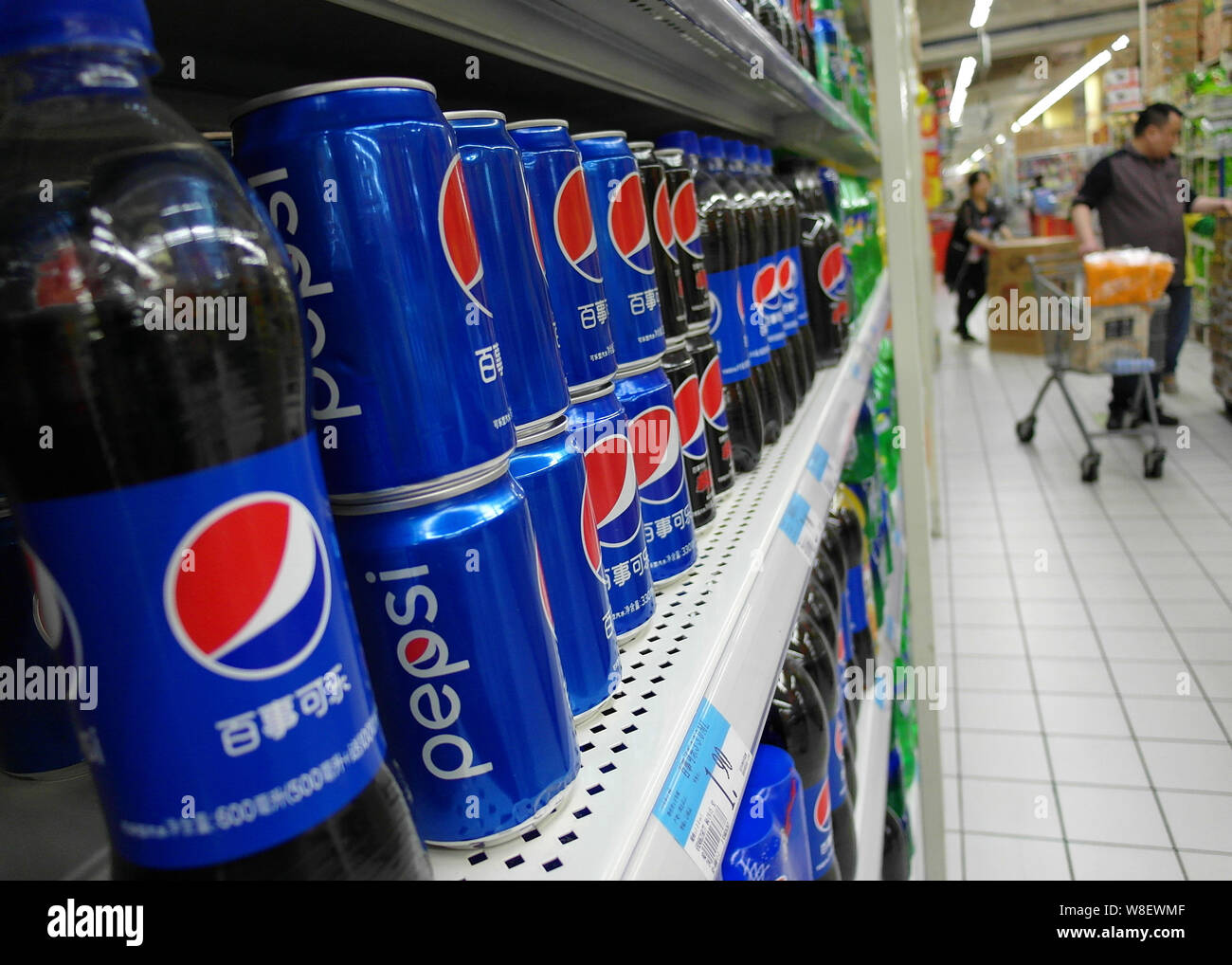 Cans of pepsi cola hi-res stock photography and images - Alamy
