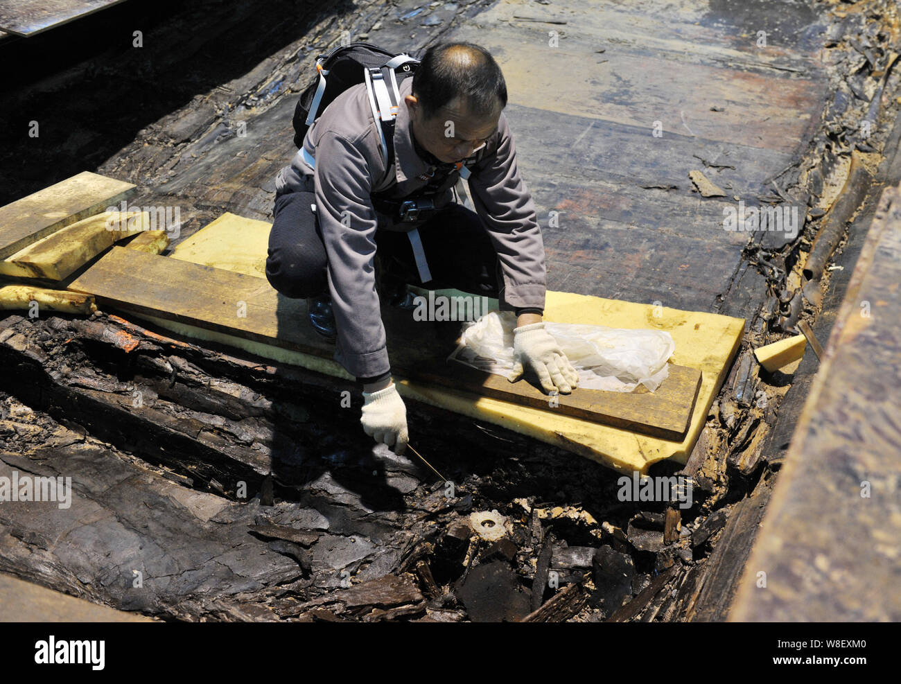 --FILE--A Chinese archaeologist excavates the tomb of "Haihunhou ...