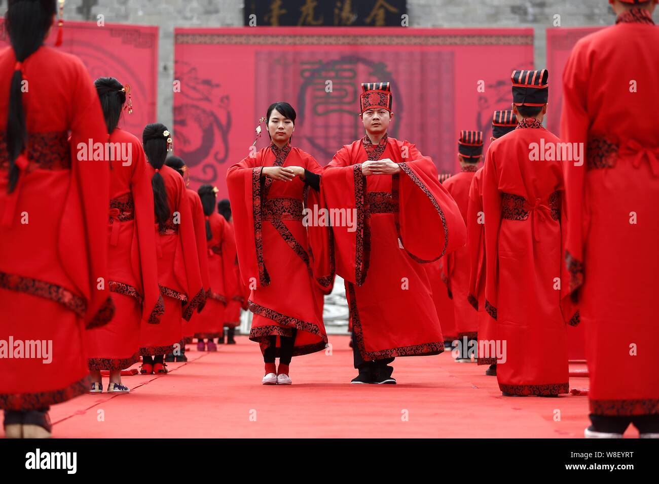 Couples of Chinese newlyweds dressed in traditional Han costumes take ...