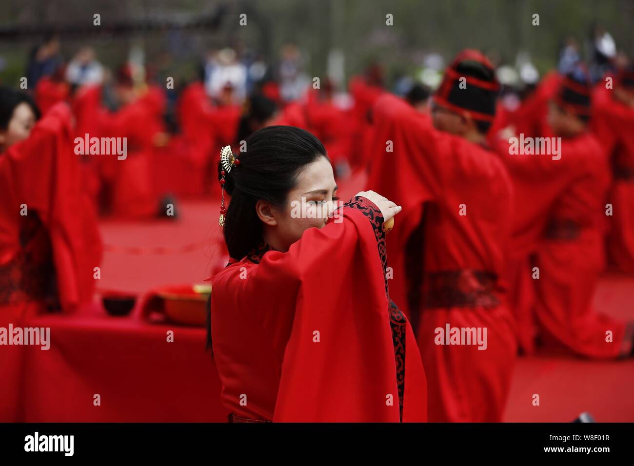 Couples of Chinese newlyweds dressed in traditional Han costumes take ...