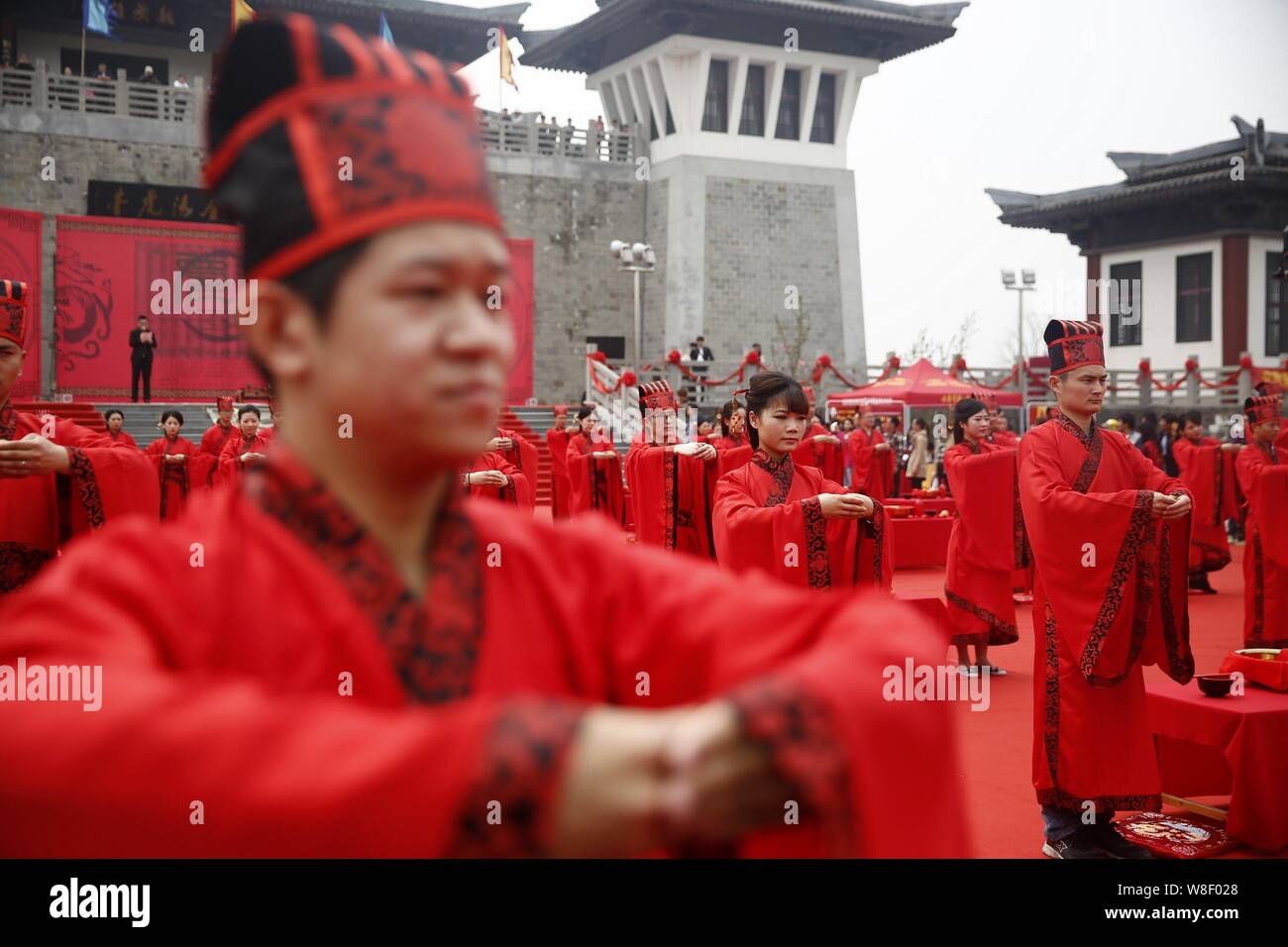 Couples of Chinese newlyweds dressed in traditional Han costumes take ...