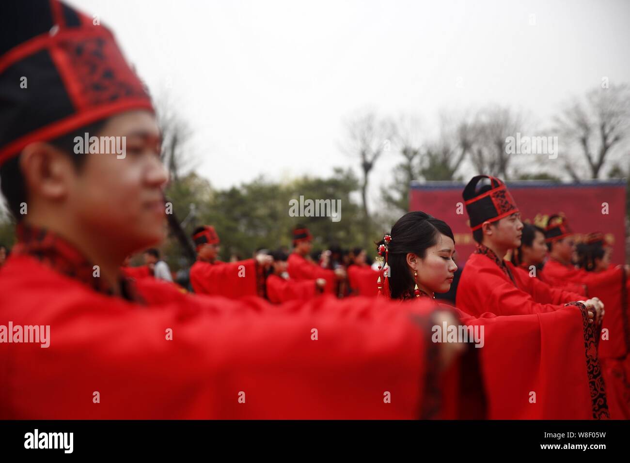 Couples of Chinese newlyweds dressed in traditional Han costumes take ...
