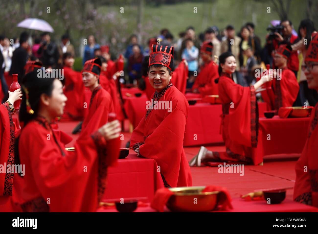 Couples of Chinese newlyweds dressed in traditional Han costumes take ...