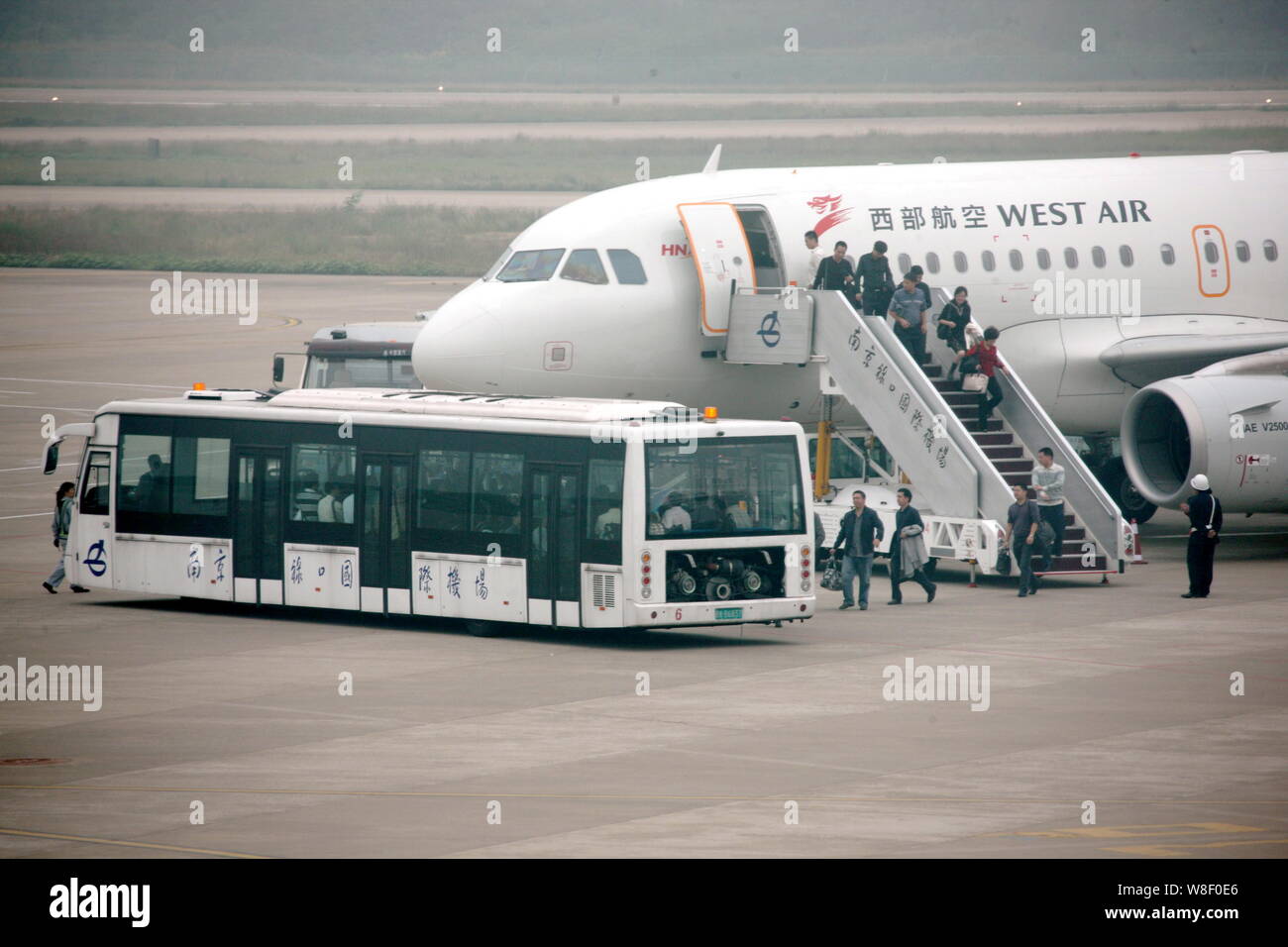 Passengers deplane jet plane hi-res stock photography and images - Alamy