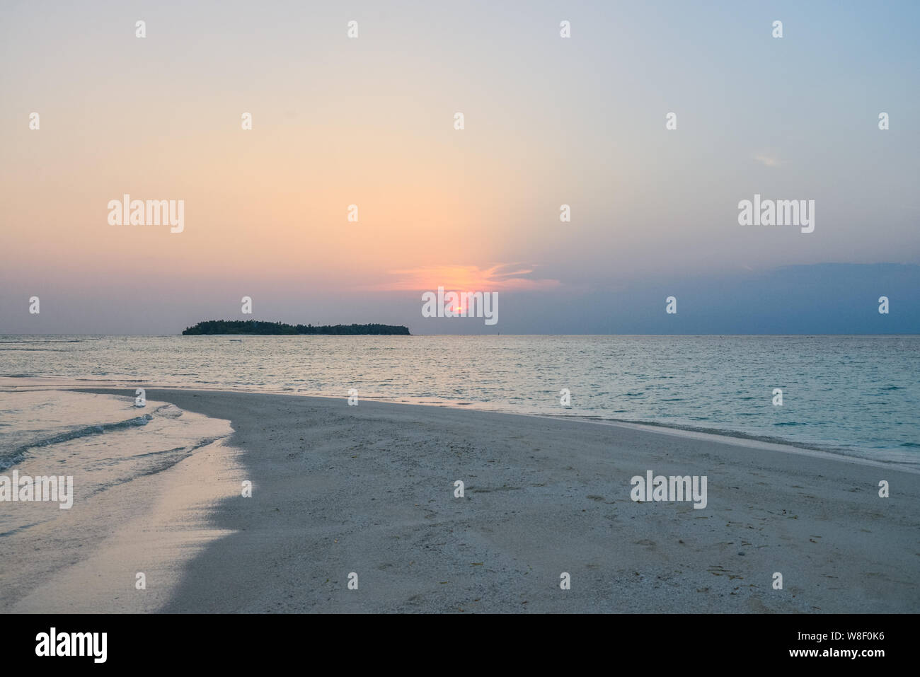 Beautyful sunset in the ocean on Fehendhoo island, Maldives Stock Photo ...