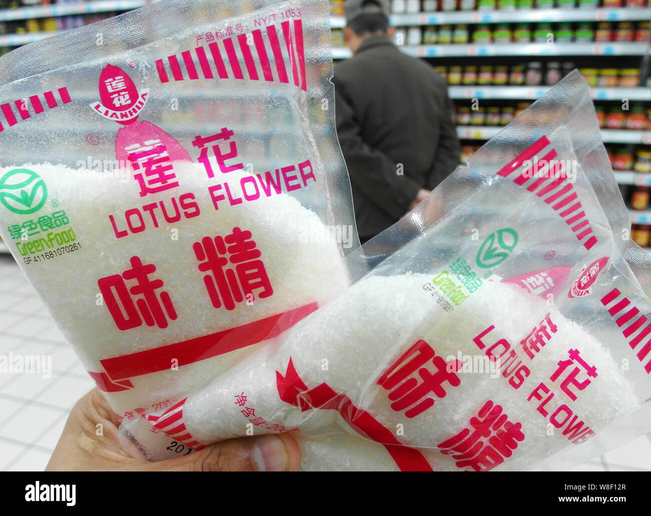 --FILE--A Chinese customer buys "Lotus Flower" gourmet powder of Henan ...